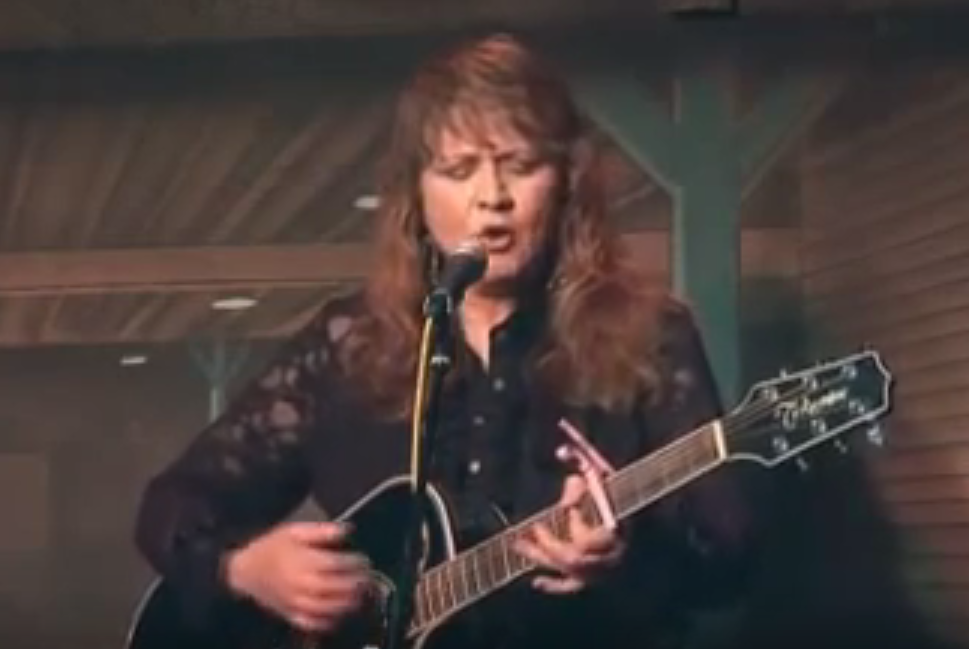 Sangerinde og komiker Kacey Jones er død