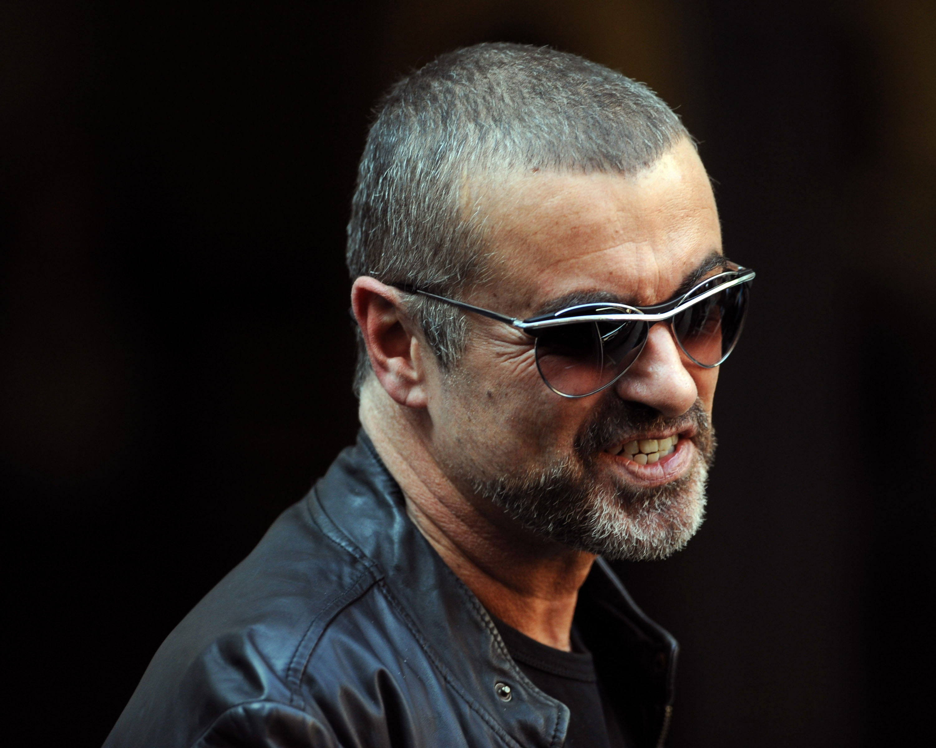 George Michael falder ud af bil i høj fart